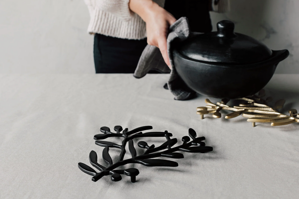 Matte Black Metal Trivet – i Leoni